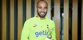 Lucas presented with commemorative Club gift | Tottenham Hotspur