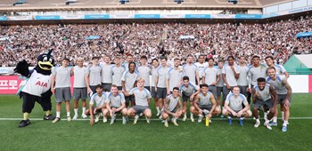 Gallery: Thousands of fans flock to open training session in Seoul ...